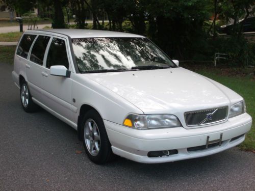 Is It Time To Make Station Wagons a Thing Again? The 2020 Volvo V60 T5 ...